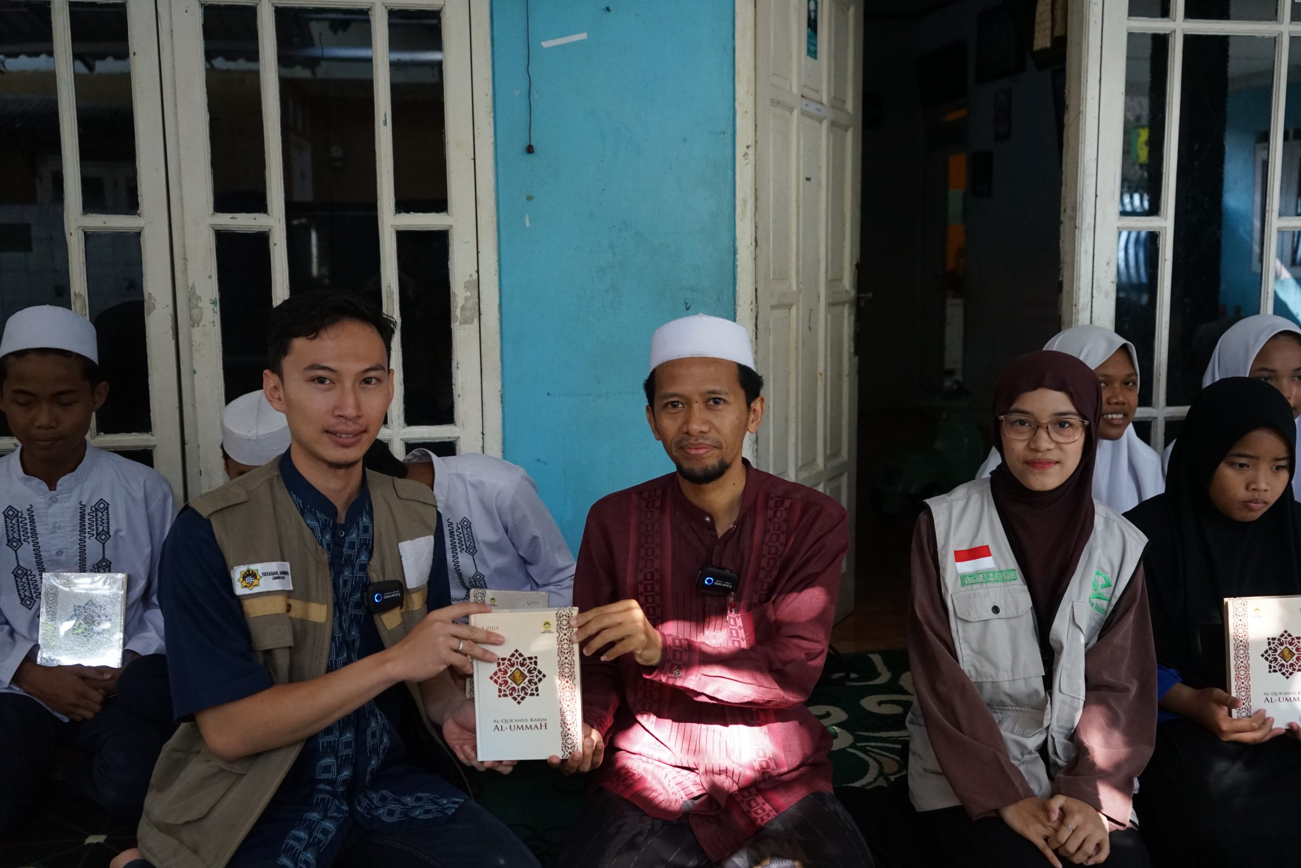 Santri Pesantren Tarbiyatul Muamalah Bogor Terima Al-Qur’an Baru dari ...